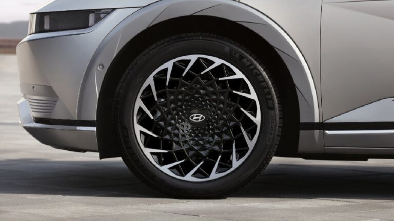 2023 Kia Niro EV Wind vs Wave Price & Features Comparison